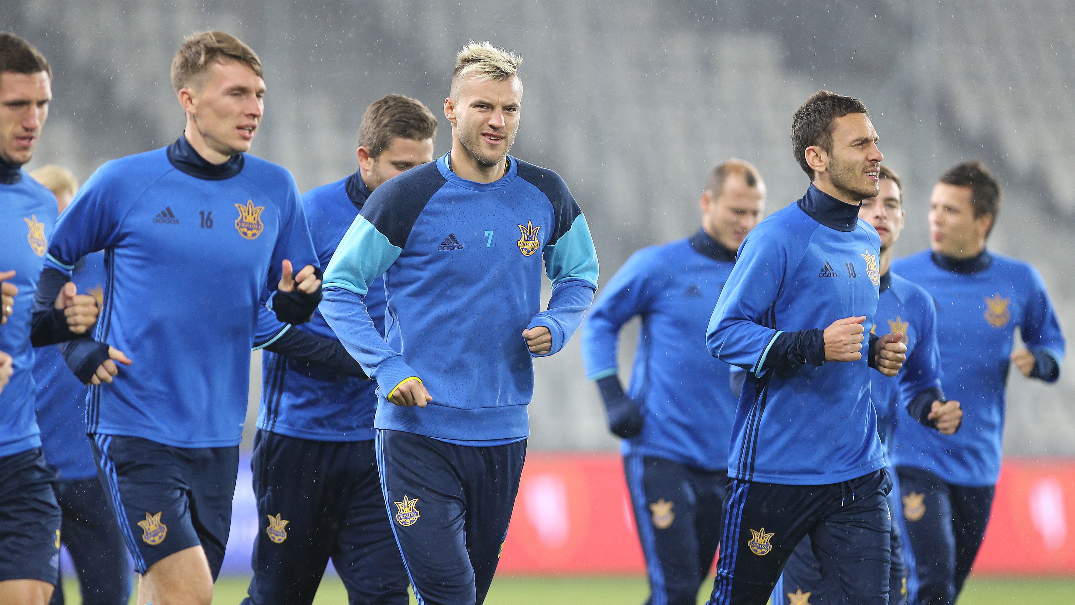 Україна – Косово. Як усміхнені збірники потренувалися під дощем у ...